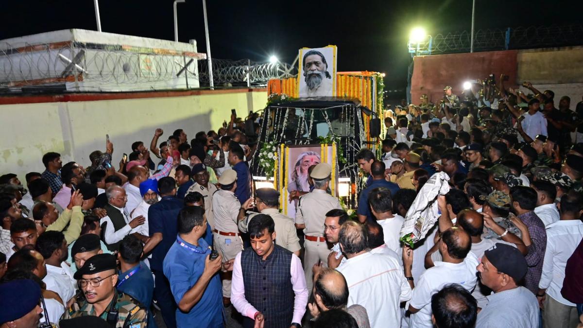 Shibu Soren death: Mortal remains of JMM patriarch Shibu Soren reach Ranchi, thousands wait to ...